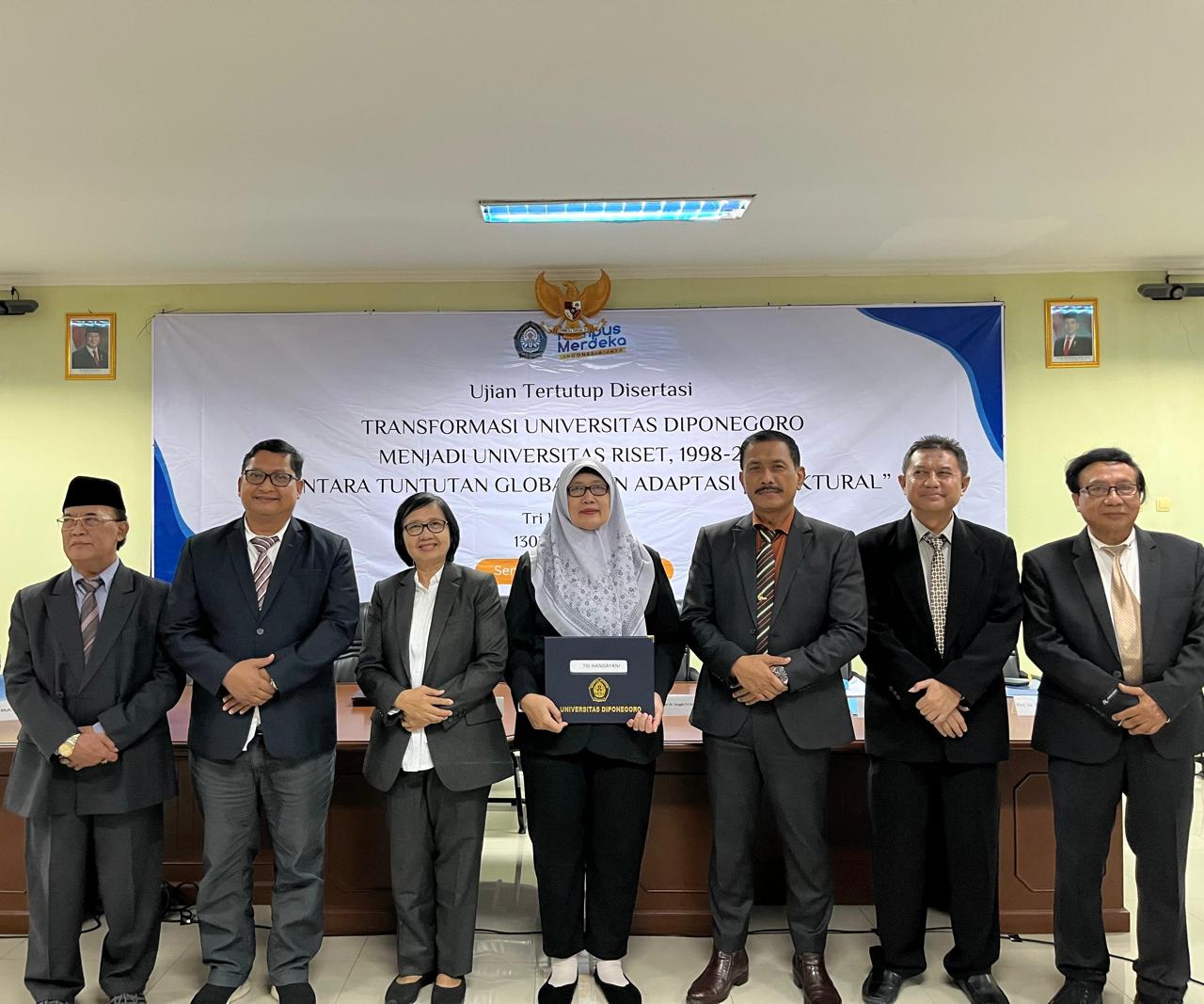 Ujian Disertasi Tri Handayani di Program Studi Doktor Sejarah Fakultas ...